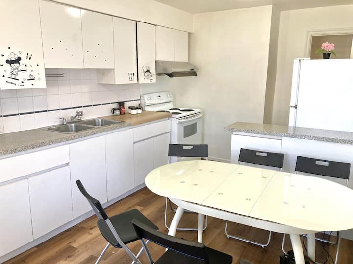 3 Bedroom 1.5 Bath Budget Private Suite - Vancouver