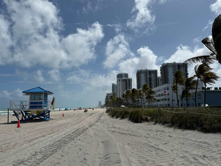 Oceanfront Escape W/ Pool View On Hollywood Beach - Hollywood, FL