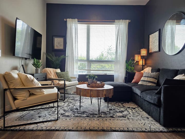 Modern 2br Retreat | Hot Tub & Walk To Downtown - Boise, ID