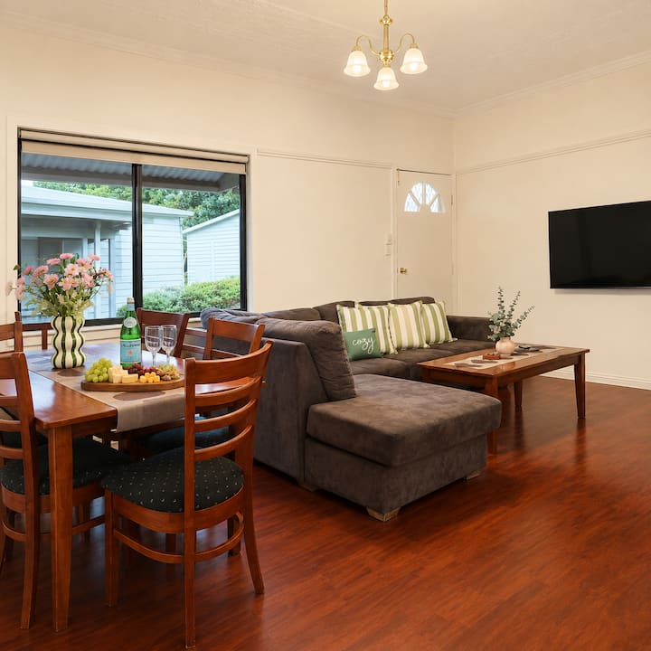 Spotted Gum Cottage – Lake Hume Resort - Albury
