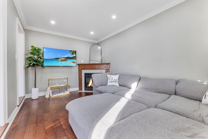 Bowmanville Bliss: Modern 8b/4.5b + Finished Bsmt - Bowmanville