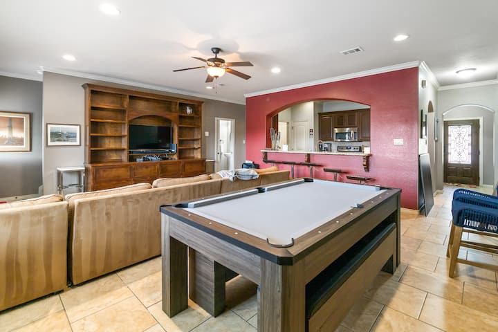 Crescent Castle 4 Bedrooms 4 Bathrooms - Bryan, TX