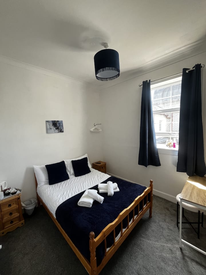 Double-basic-sdb Privée Avec Douche-vue Sur La Cou - Gourock