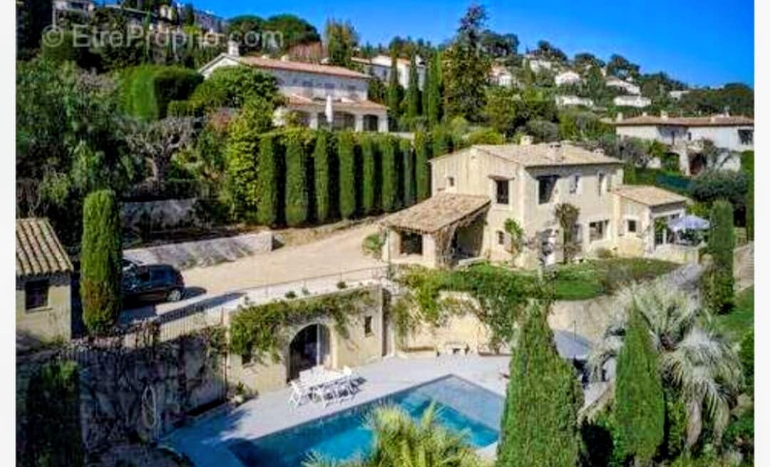 Sea-view farmhouse at the foot of the famous village of Mougins ...