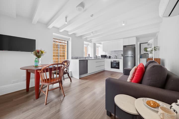 Wonderful Waverton With Private Garden - North Sydney