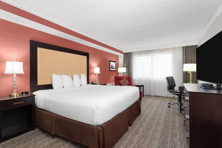 Wyndham Burnsville | King | Heated Indoor Pool - Farmington, MN