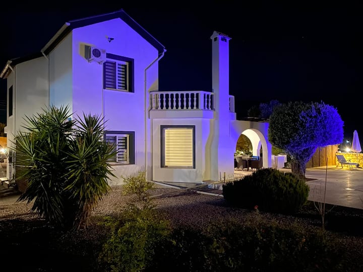 4 Bedroom/ 3 Bath Villa With Large Private Pool - Zypern