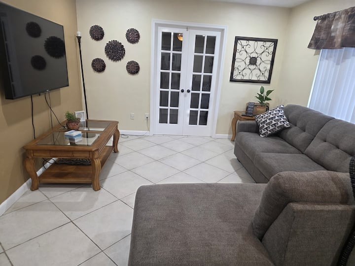 Family Home Walkable To Hard Rock - Miami Gardens, FL