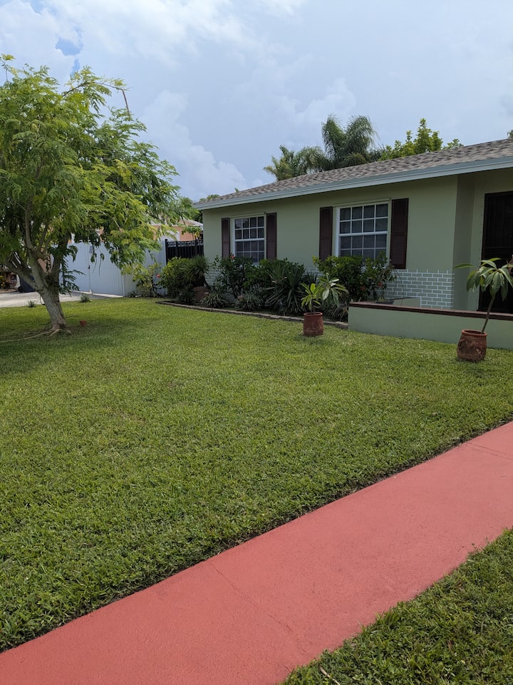 Home-walkable To Hard Rock With Ample Parking. - Miramar, FL