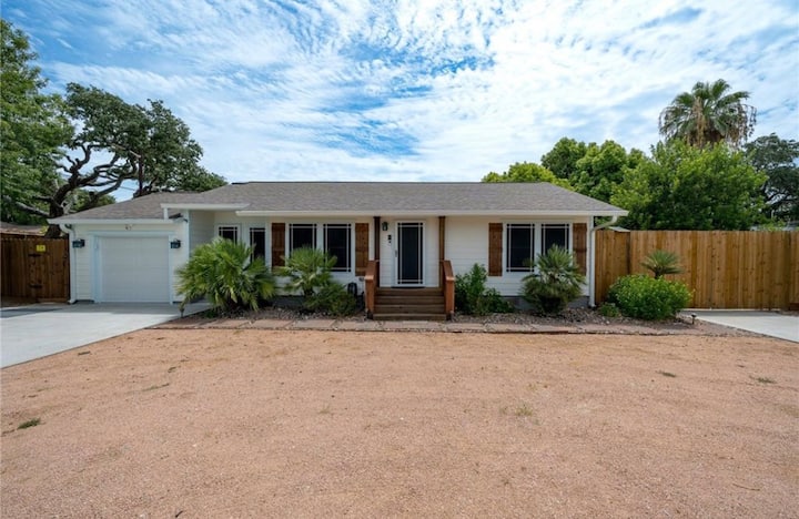 Super Cute Cottage 4 Blocks From Fulton Harbor - Rockport, TX