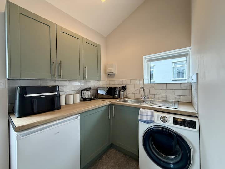 The Den- Cosy Studio - Merthyr Tydfil