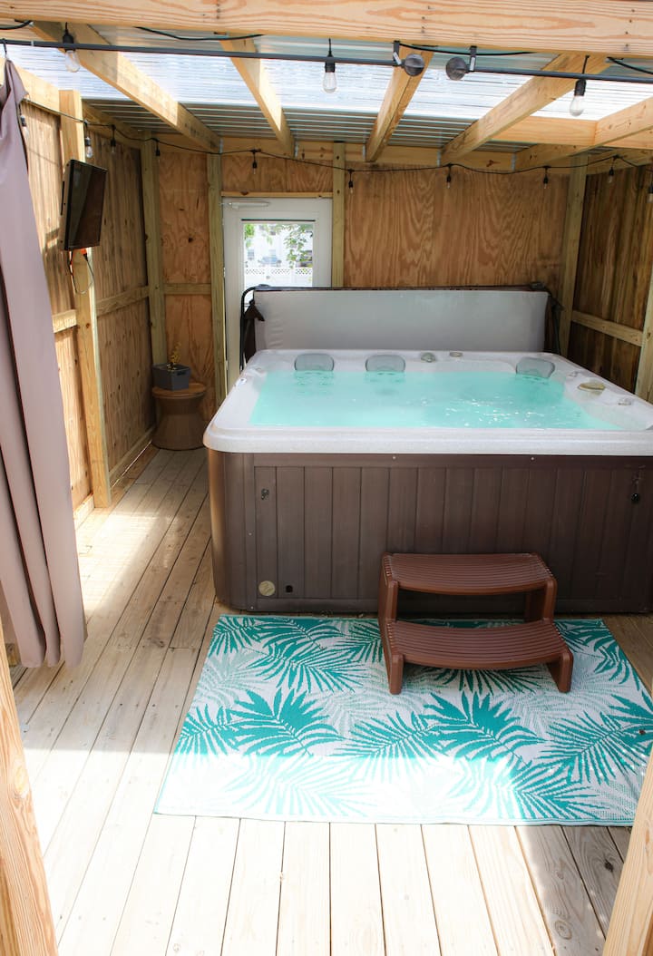 Cozy Getaway With Jacuzzi | Perfect For Couples - Lexington, MA