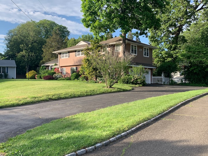 Fantastic Cul-de-sac Retreat - Fairfield, CT