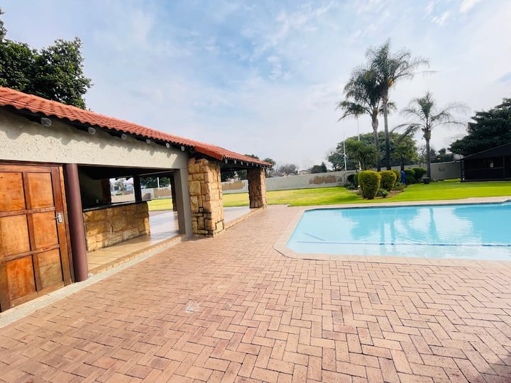 2 Bed Budget Flat Close To Or Tambo & Birchwood - Boksburg