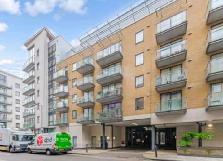 Skyline Views & Canal Walks | Modern 2/3 Bed In E3 - City of London
