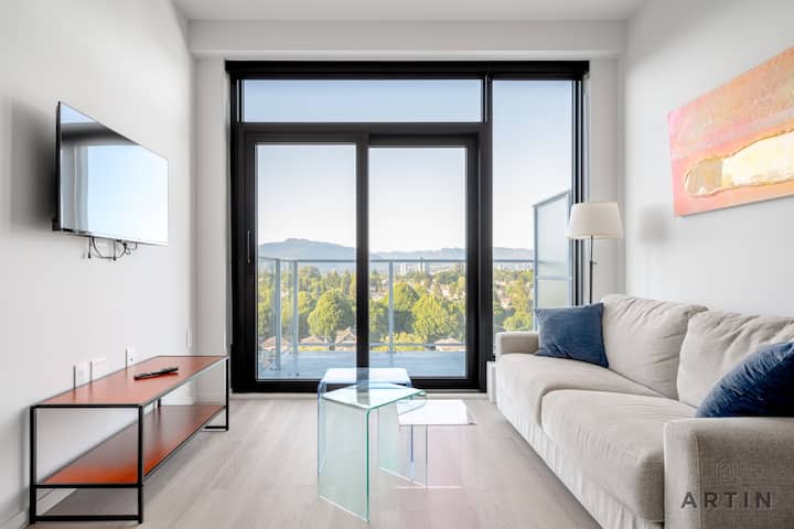 Sleek 1br + Den Condo | City & Mountain Views - Burnaby
