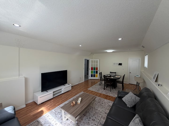 Huge 3 Bed Basement Suite - 웨스트레이크