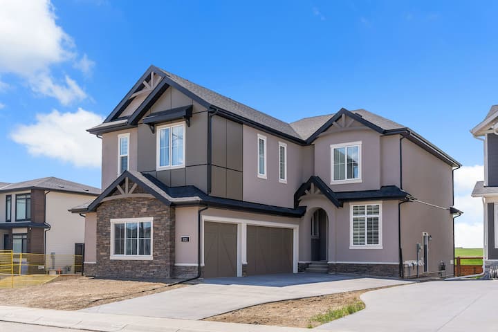 Executive 2 Bedroom Suite In Estate House - Airdrie