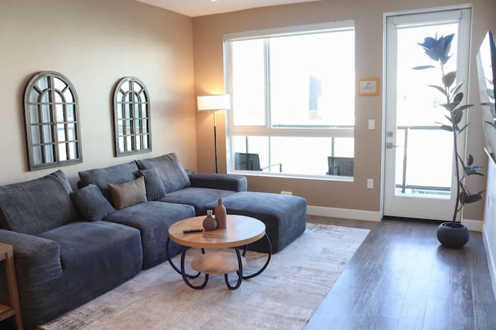 Stylish Apartment Near Disneyland W/ Pool & Gym - Irvine, CA