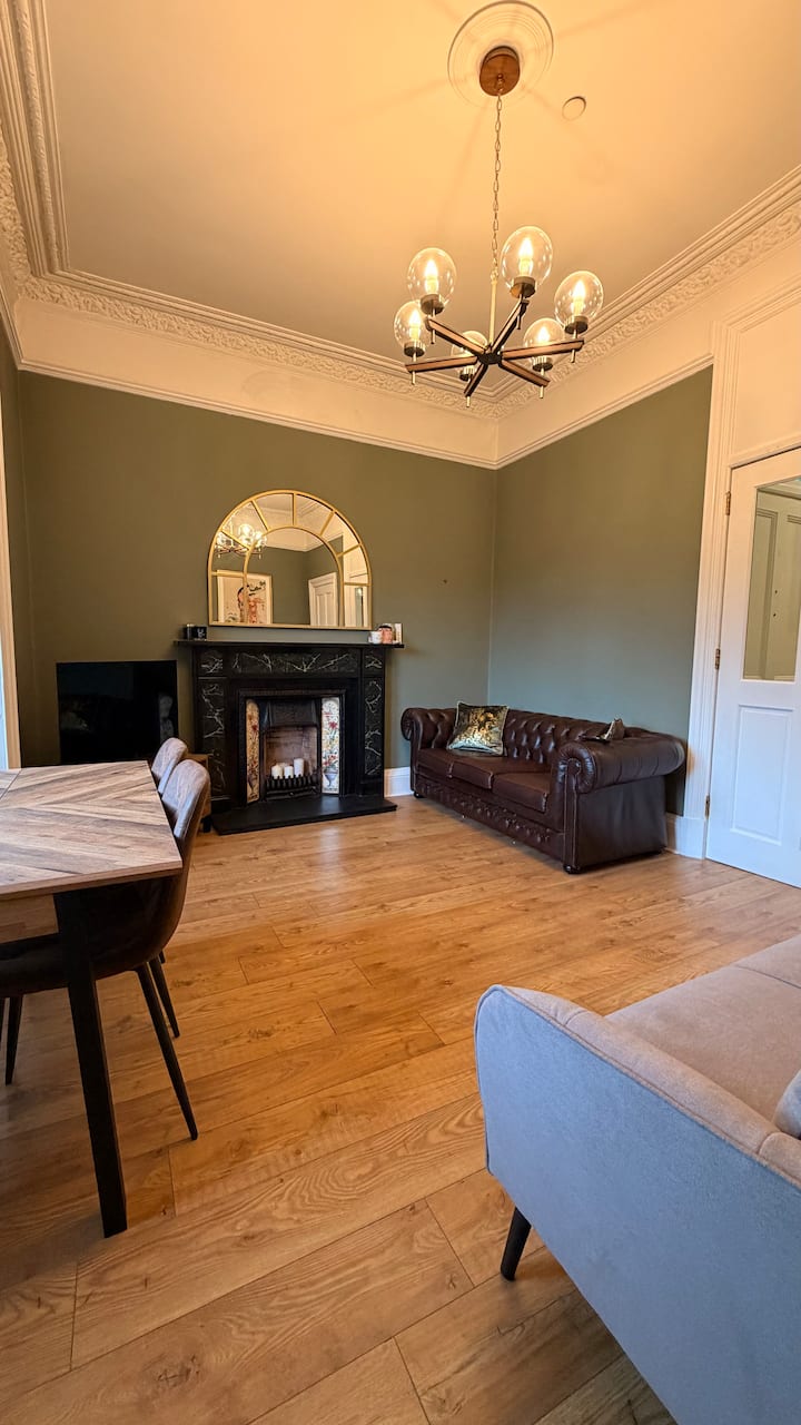 Charming Traditional Tenement Apartment - Edinburgh