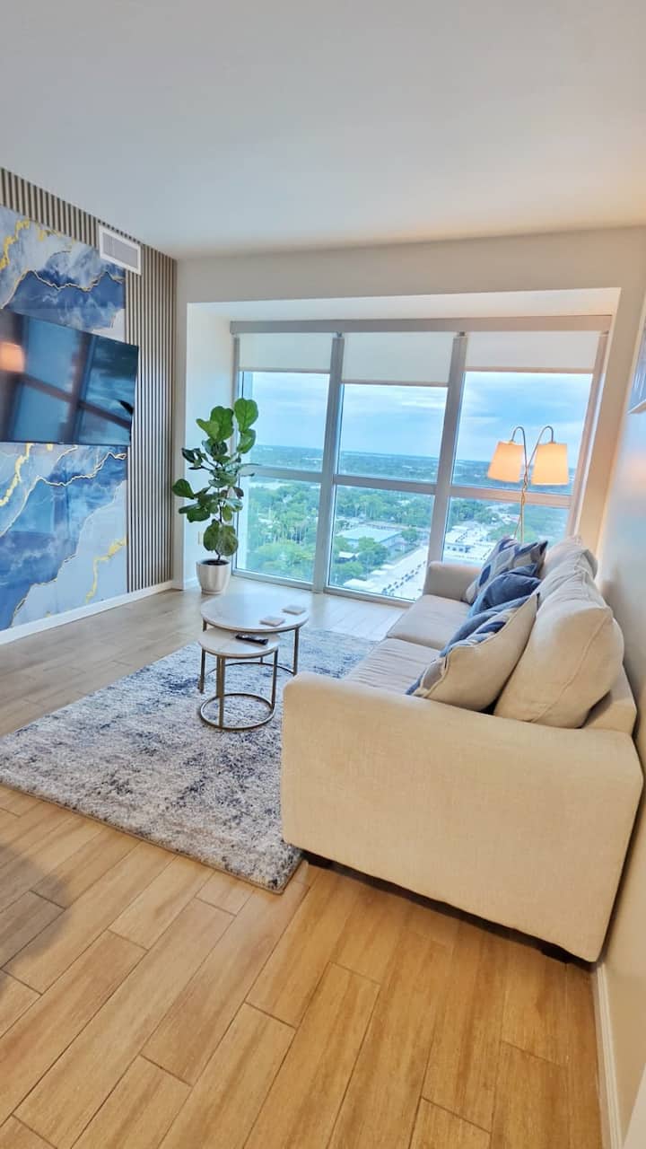 Blue Skyline Loft - Fort Myers