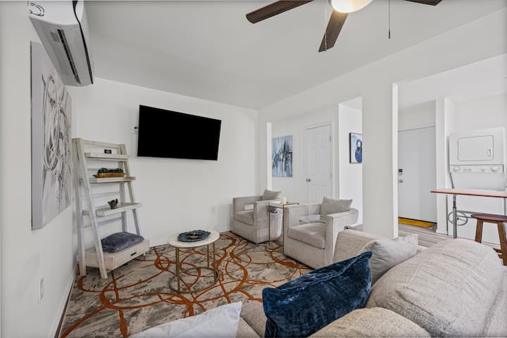 Welcome To Cozy Cabins! 
A Lake Travis Zen Home! - Lakeway, TX