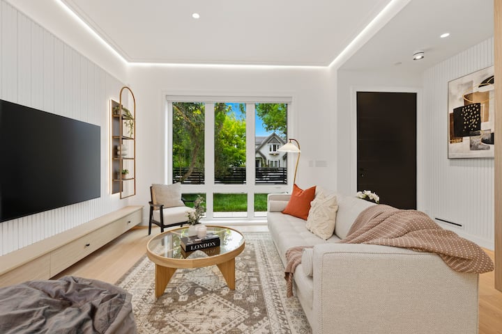 Understated Luxury In Point Grey | Rooftop Views - Vancouver
