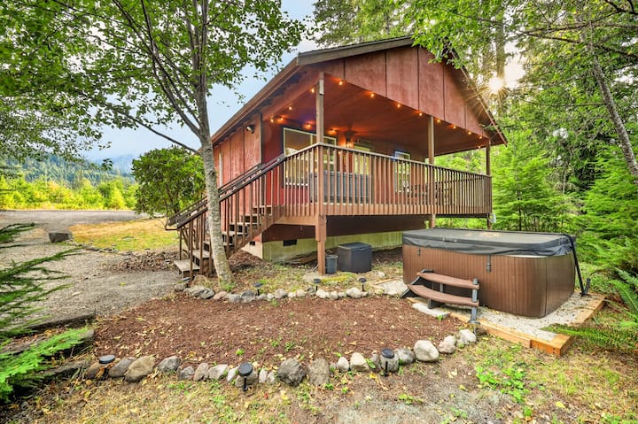 The Alpenglow Cabin: King Bed, Hot Tub, Ev Charger - Ashford, WA