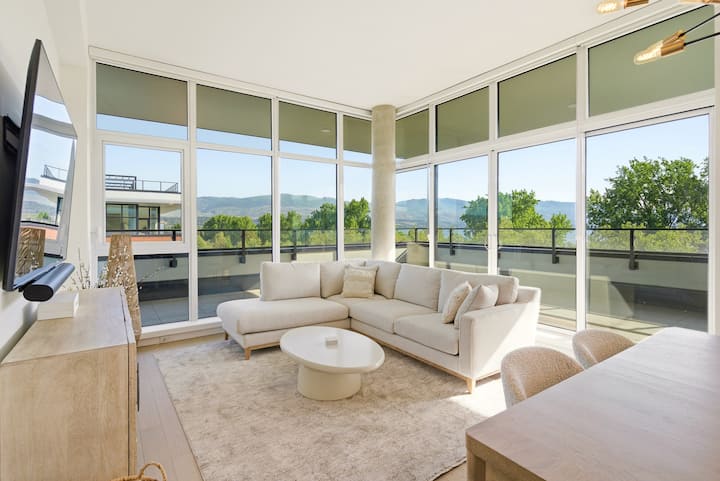 Luxury Beachfront Retreat 3br Penthouse Condo - Kelowna
