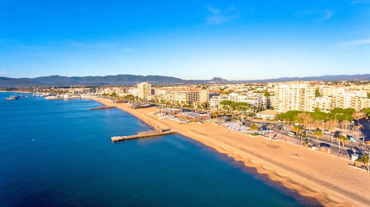 Fréjus  Gare, Plages Et Restaurants à Pied. - ibis budget Fréjus Capitou A8