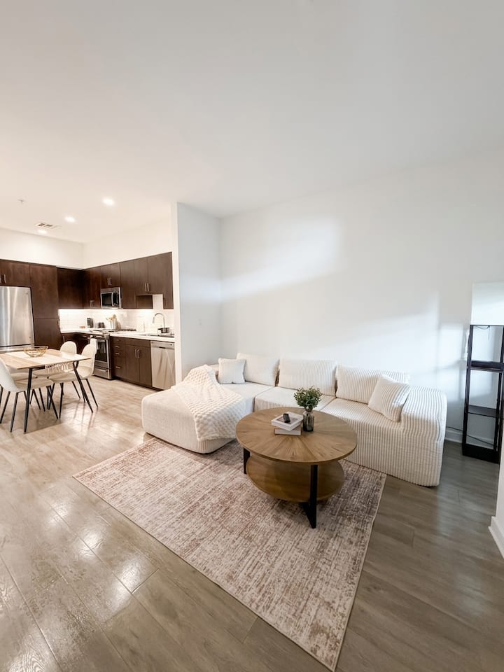 Stylish Santa Monica Apartment Near Beach & Pier - Santa Monica, CA