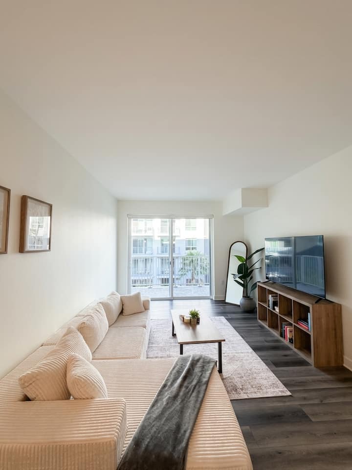 Hollywood Apartment With The Best Location - Los Angeles, CA
