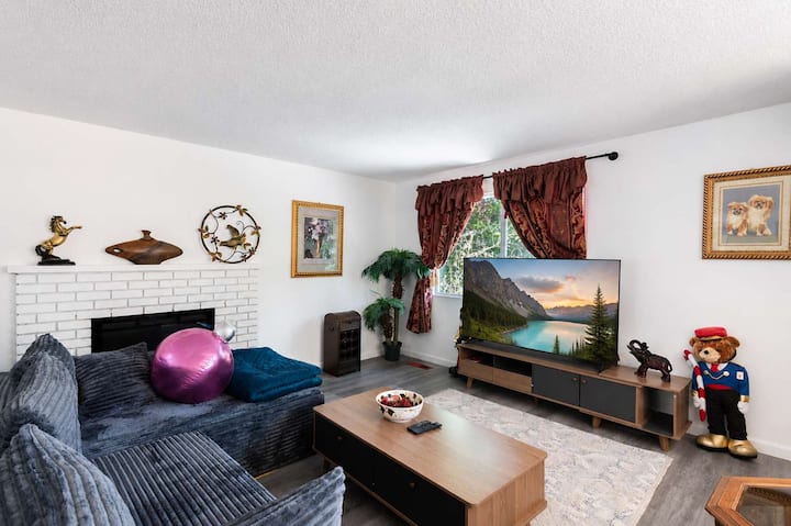 Seattle Hillside Escape With Decks & Scenic Views - Renton, WA