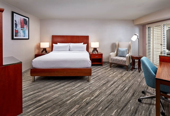 Premium Balcony King | 0.1 Mi To Theme Park - Santa Clarita, CA