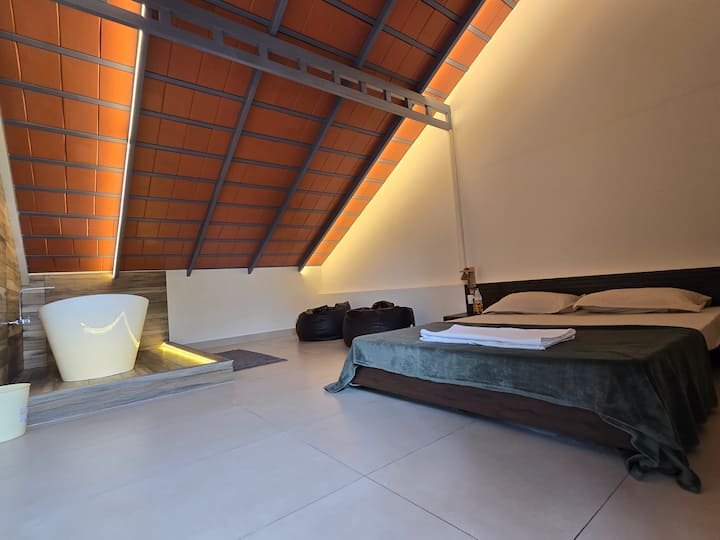 Aurora_the Pool Villa- Attic Room With Bath Tub - Kozhikode