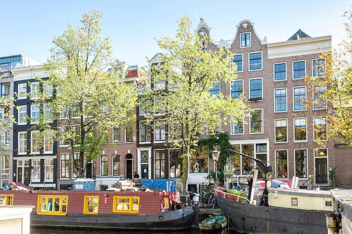 Canal Studio, Historic Charm & Balcony - Zaandam