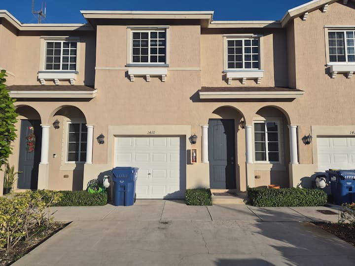 The Marsh Place - 5 Minutes From Miami Stadium - Miami Gardens, FL