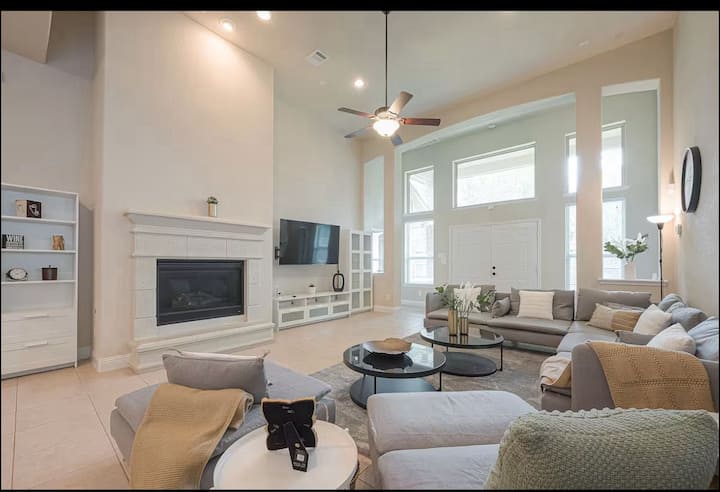 Stylish Creekside Woodlands Home - 5br 12px 3.5bth - Tomball