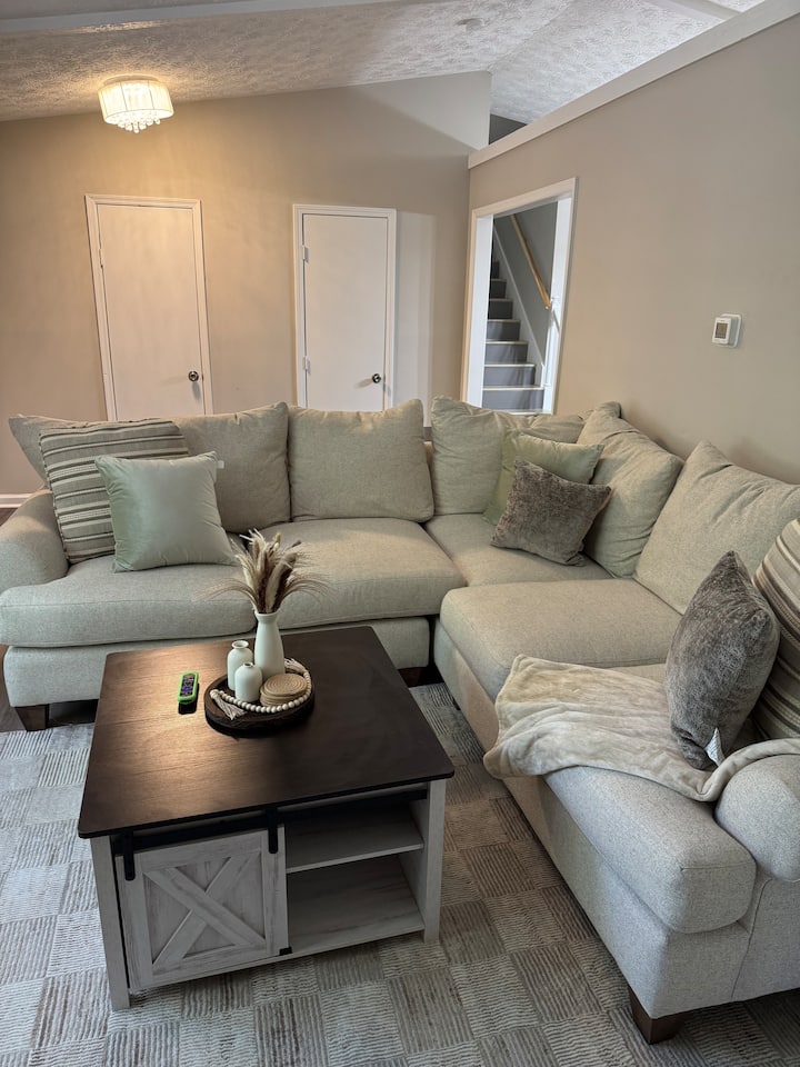 Cozy & Spacious Jonesboro Getaway - Jonesboro, GA