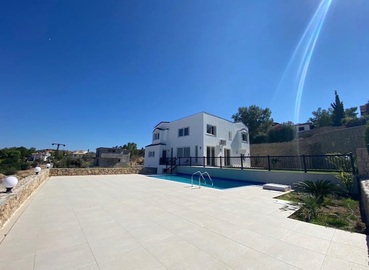 Luxurious Family Friendly 4+2 Villa Private Pool - Ciprus