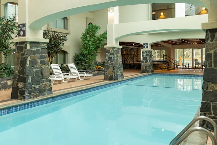 Banff Loft Suite W/ Fireplace & Jetted Tub - Banff