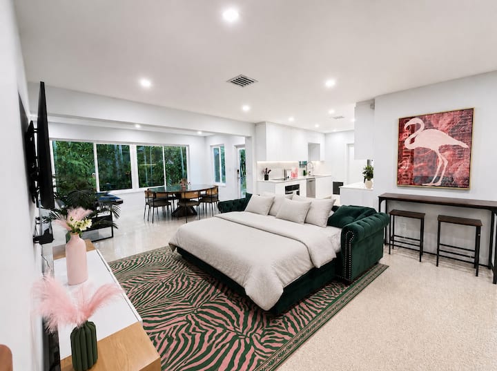 Near Fifa Stadium | Karaoke Room, Pool & Games - The Bahamas