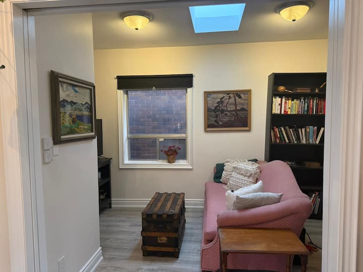 Sunny Top Floor Bungalow With Private Backyard - 256