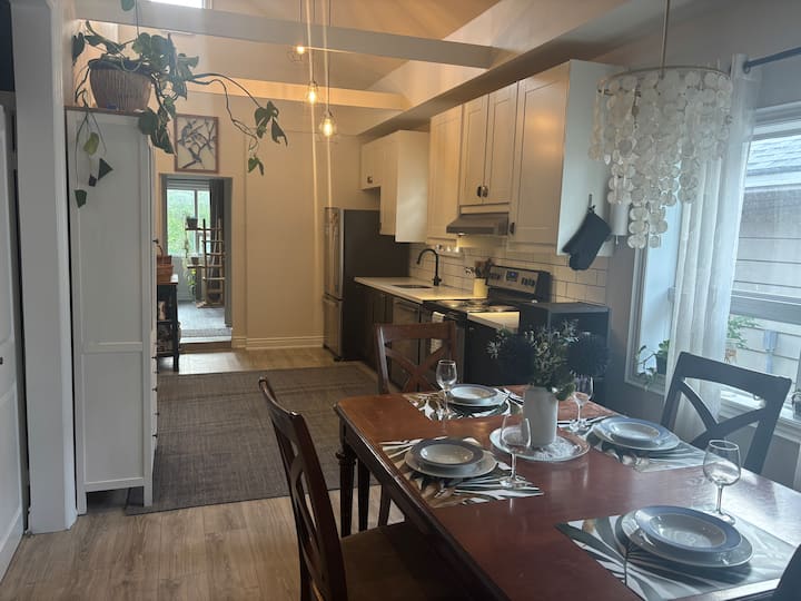 Sunny Top Floor Bungalow With Private Backyard - Lakeshore