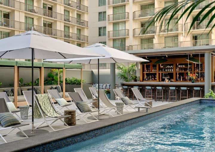 Steps From Waikiki Beach | Pool + Restaurant - Honolulu, HI
