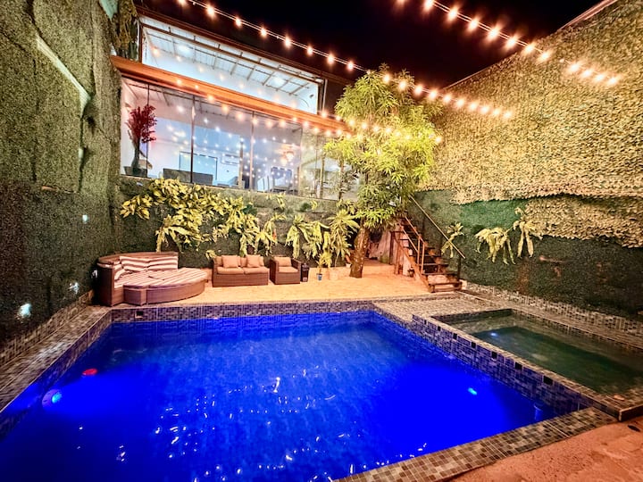 Villa In Lleras Park And Provenza Pool & Jacuzzi - Medellín, Colombia