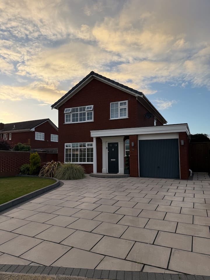 Modern, Stylish, Luxury Open 2026 Rental - Southport