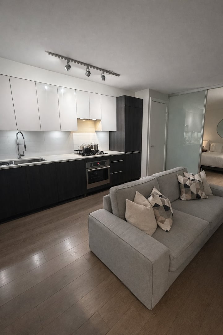 Central 1 Bed 1 Bath By Commercial W/ Free Parking - Vancouver