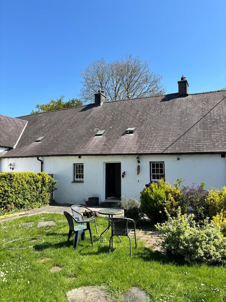 Character 17th Century Cottage With Private Garden - Pembrokeshire
