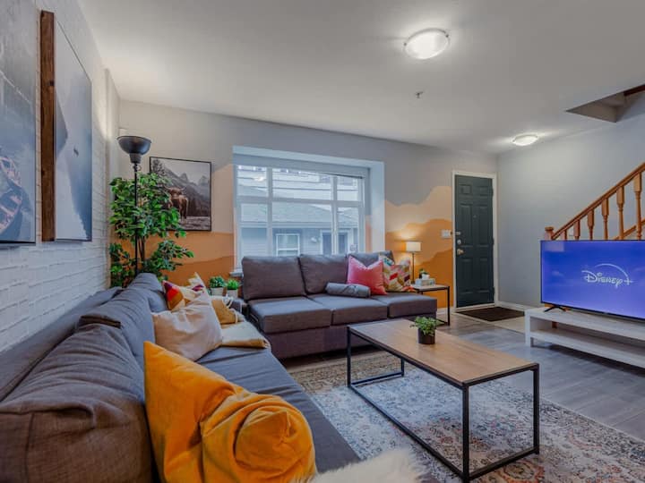 Cozy Industrial Townhouse | King Bed| 3 Min To D/t - Vancouver